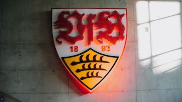 VfB Stuttgart | VfB-Wappen als Symbol der Partnerschaft von Mercedes-Benz und Porsche